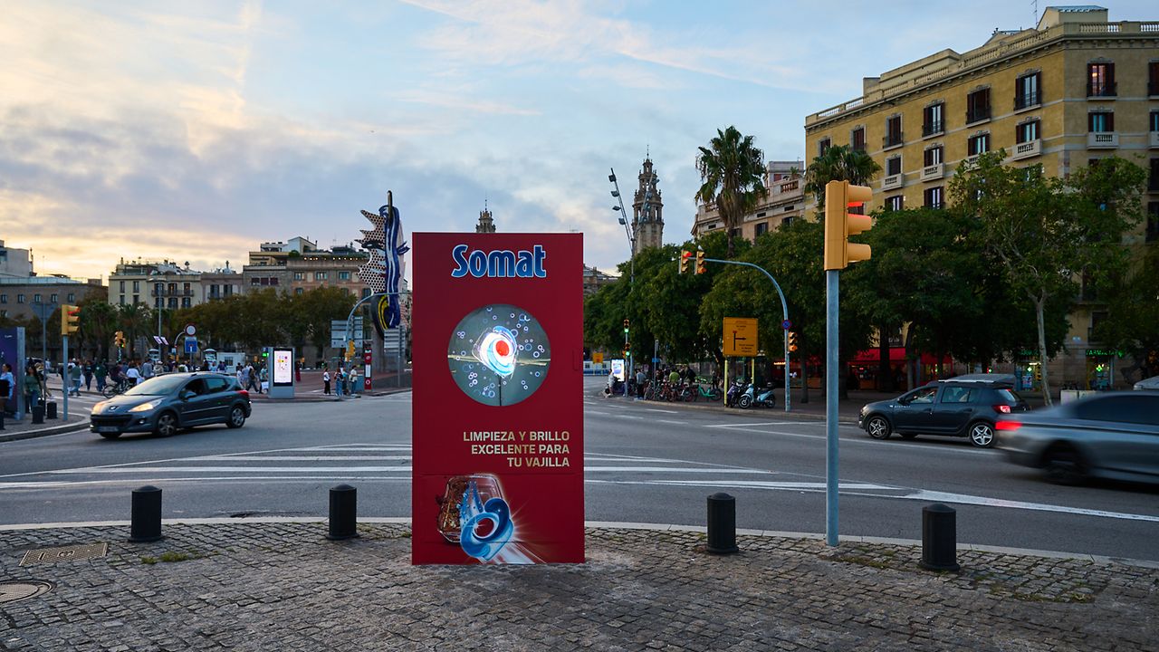 Somat sorprende con su campaña de hologramas